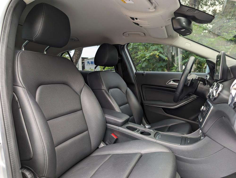 M-Benz 2018 GLA180 銀 - 皇賓汽車 專營中古車