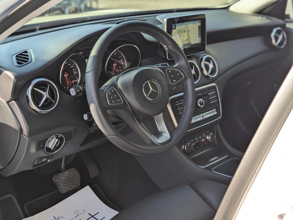 M-Benz 2018 GLA180 白 - 皇賓汽車 專營中古車